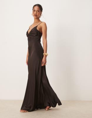 Mango - Robe trapèze caraco longue en satin avec détails froncés sur le buste - Chocolat | ASOS