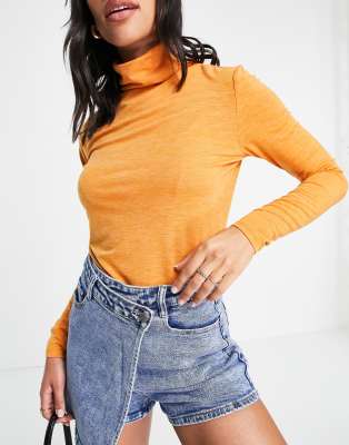 Mango – Top in Orange mit Rollkragen | ASOS
