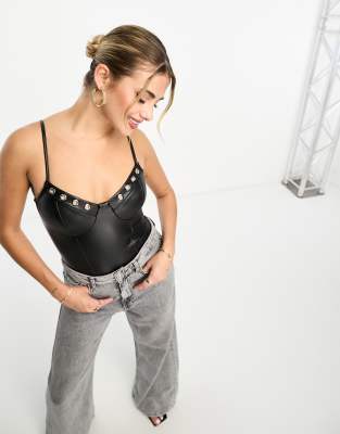 Miss Selfridge – Body aus Kunstleder in Schwarz mit Ösen-Design | ASOS