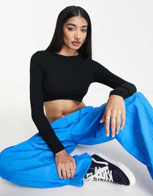Miss Selfridge - Crop top à manches longues - Noir | ASOS