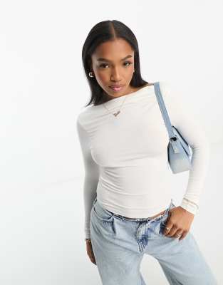 Miss Selfridge – Langärmliges Oberteil in Elfenbeinweiß mit U-Boot-Ausschnitt | ASOS