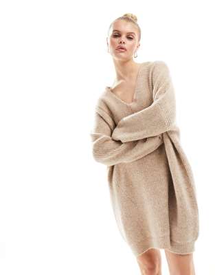 Miss Selfridge – Lockeres Strick-Minikleid in Hellbeige mit V ...