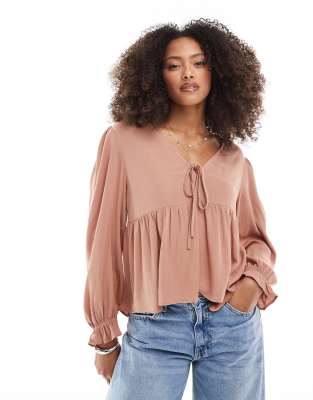 Miss Selfridge - Mokkafarvet peplum-bluse med bindebånd foran | ASOS