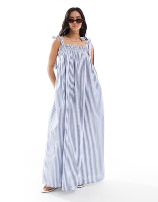 Miss Selfridge Petite - Aangerimpelde maxi jurk van popeline met bandjes en strepen in blauw | ASOS