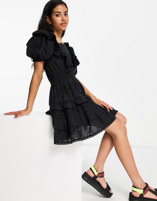 Miss Selfridge - Robe courte à volants en broderie anglaise - Noir | ASOS