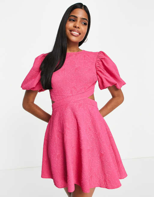 Miss Selfridge - Robe courte ajustée puis évasée à découpe en tissu texturé - Rose | ASOS