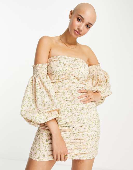 Miss Selfridge - Robe courte froncée à encolure Bardot | ASOS