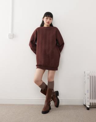 Miss Selfridge - Robe pull courte en maille torsadée - Chocolat | ASOS