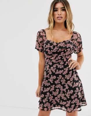 Missguided - Mini-jurk met vierkante hals, rimpeleffect en bloemenprint | ASOS