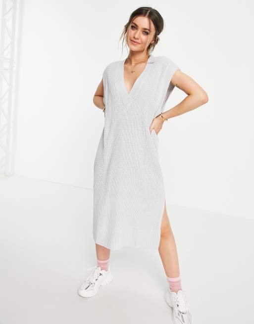 Monki - Berra - Robe débardeur mi-longue en maille avec col V - Gris | ASOS