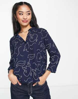 Monki – Bluse in Marineblau mit Vogelmuster | ASOS