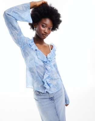 Monki – Bluse mit gerüschter Vorderseite und blauem Wirbelmuster | ASOS