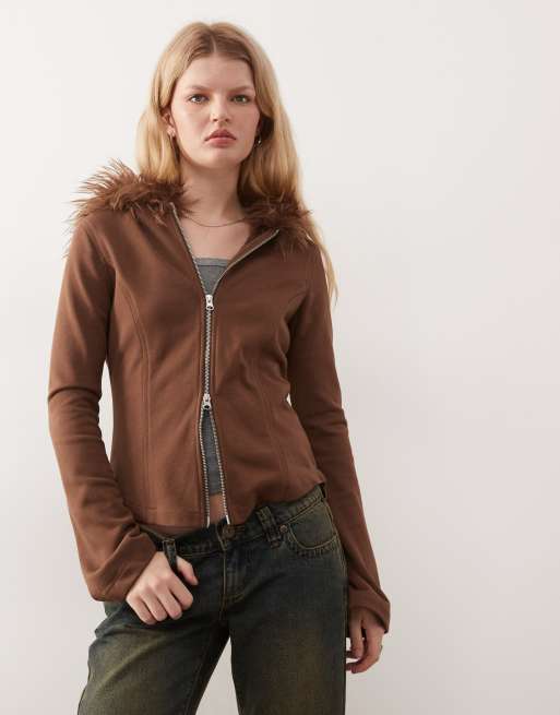 Monki – Jacke aus Kunstpelz in Schokobraun mit Kapuze und Zwei-Wege ...