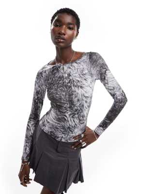 Monki – Langärmliges Oberteil in Grau mit U-Boot-Ausschnitt | ASOS