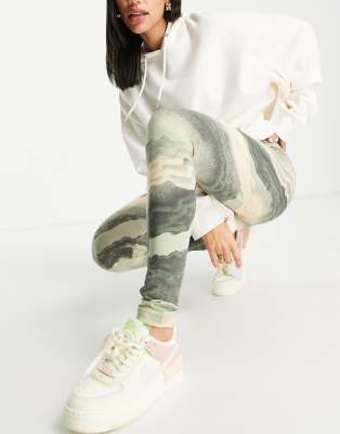 Monki – Leggings mit grünem Wolkenprint | ASOS