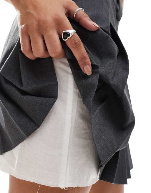 Monki - Mini-jupe plissée à ourlet brut - Noir | ASOS