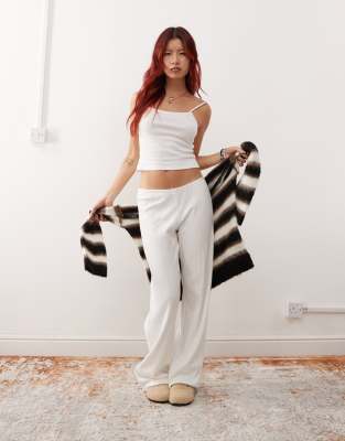 Monki – Mix and Match – Mini-Pyjamaoberteil aus Pointelle-Spitze in gebrochenem Weiß mit kleinen ...