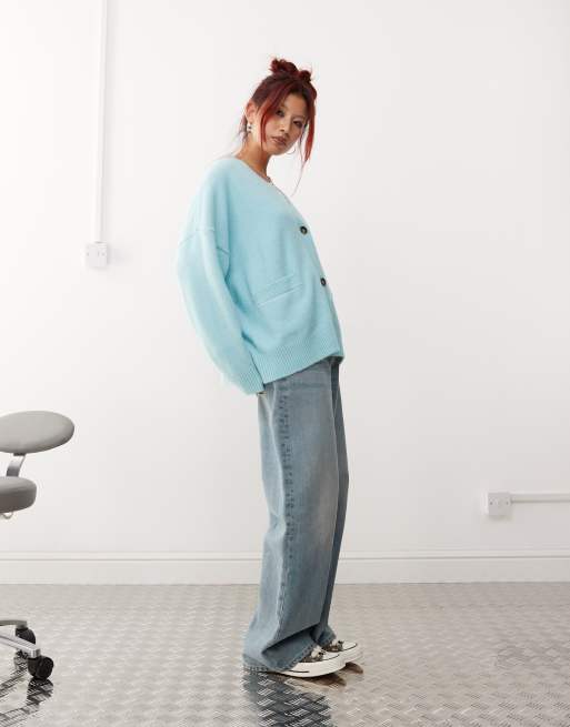 Monki – Oversize-Strickjacke in Blau mit Knopfleiste | ASOS