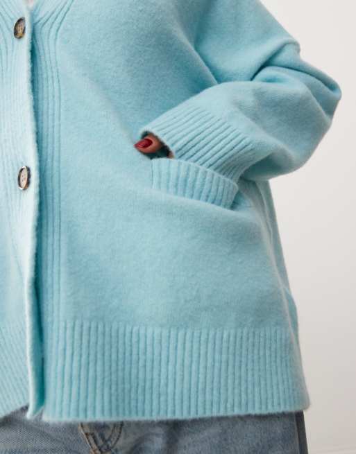 Monki – Oversize-Strickjacke in Blau mit Knopfleiste | ASOS