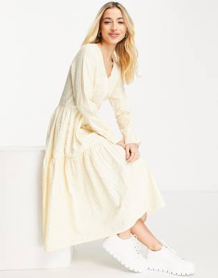 Monki - Robe babydoll mi-longue en crépon - Jaune | ASOS
