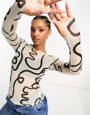Monki - Top en tulle à manches longues et imprimé gribouillis - Blanc ...