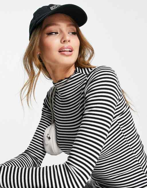 Monki - Top med sorte/hvide striber og bølgekant | ASOS