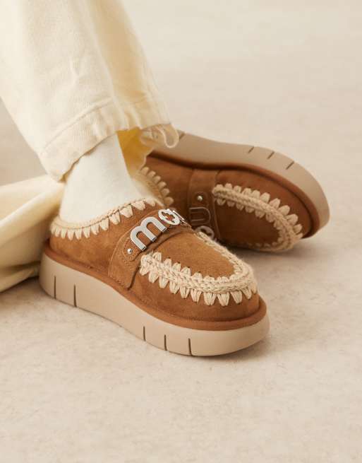 Mou bounce logo letter suede clogs in cognac | ASOS