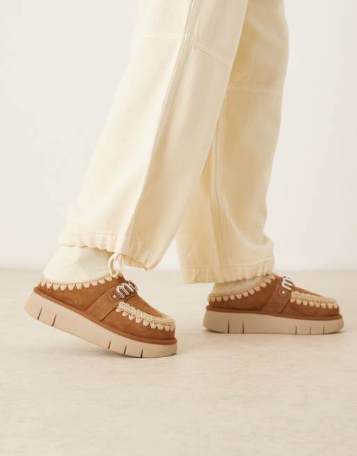 Mou bounce logo letter suede clogs in cognac | ASOS