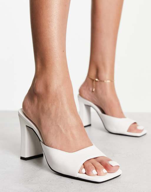 Mules blancos con pala cuadrada y tacón plano de London Rebel | ASOS