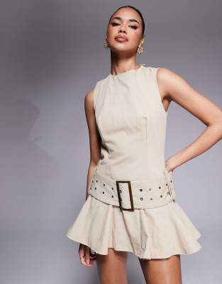 Murci - Robe courte structurée sans manches virevoltante lacée dans le dos à ceinture - Sable | ASOS