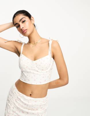 NA-KD - Crop top d'ensemble avec bretelles à nouer et imprimé tulipes roses | ASOS