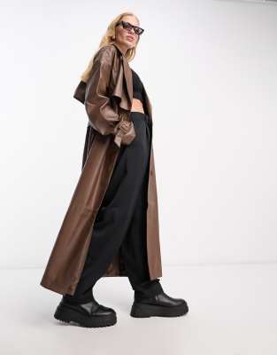 NA-KD x Stephsa - Trench-coat en imitation cuir - Marron | ASOS