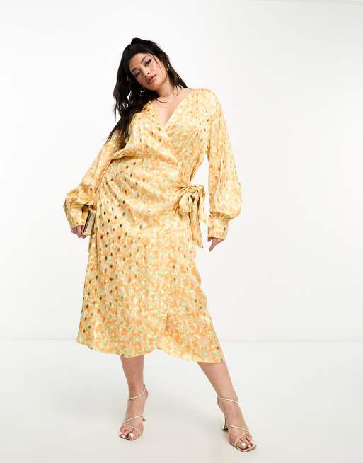 Never Fully Dressed Plus - Robe portefeuille mi-longue en satin - Doré pastel mélangé | ASOS