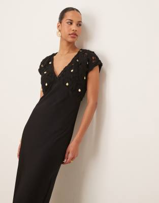 Never Fully Dressed - Robe longue en maille au crochet avec détails coquillages - Noir | ASOS