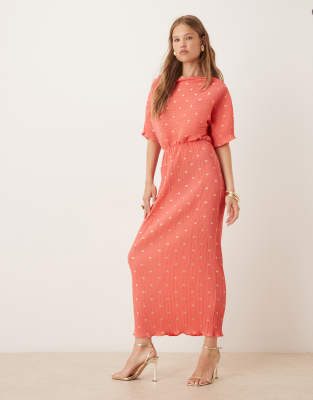 Never Fully Dressed - Tilly - Plissé midaxi jurk met blote schouders in koraalrood en goud | ASOS