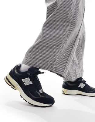 New Balance 2002 sneakers in black | ASOS