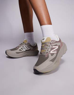 New Balance – Fresh Foam – Bruna och vinröda löparskor i unisex-modell ...