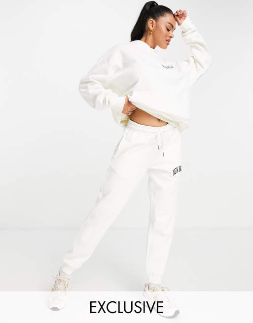 New Balance - Jogger style universitaire - Blanc cassé et vert | ASOS