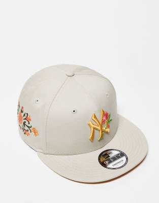 New Era NY Yankees 9fifty floral embroidered cap in beige | ASOS
