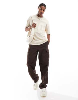 New Era – T-Shirt in Beige mit Nummern-Grafik auf der Vorderseite | ASOS