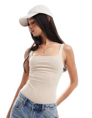 New Look - Body modellante color visone con scollo squadrato | ASOS