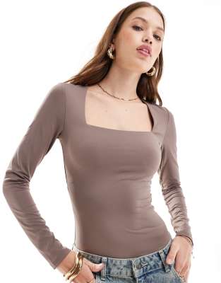 New Look - Body stile perizoma color visone a maniche lunghe con scollo ...