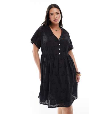 New Look Curve - Robe babydoll courte en broderie anglaise - Noir | ASOS