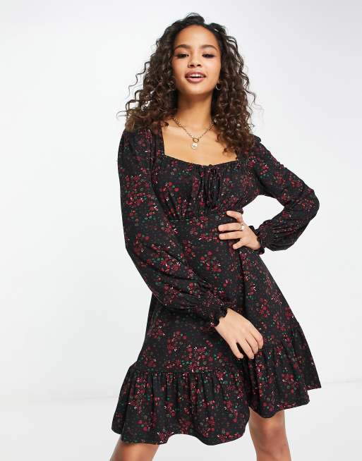 New Look - Mini jurk met vierkante hals en aangerimpelde voorkant in zwart met bloemenprint | ASOS