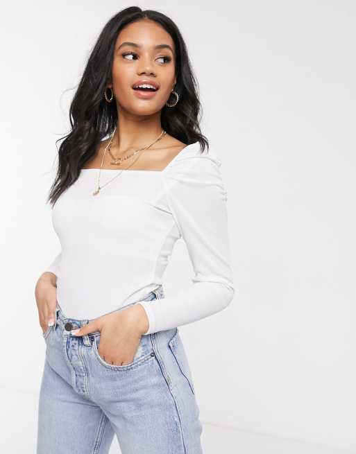 New Look – Oberteil mit eckigem Ausschnitt und Puffärmeln in Creme | ASOS