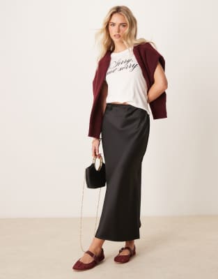 New Look Petite - Jupe mi-longue en satin coupé en biais - Noir | ASOS