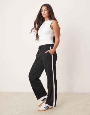 New Look side stripe pintuck trackies in black | ASOS