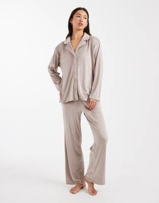 New Look velvet soft touch pyjama set in mink | ASOS