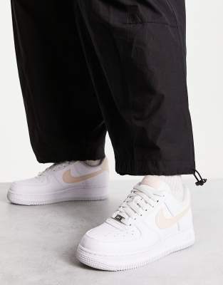 Nike - Air Force 1 '07 NN - Hvide og lyserøde sneakers | ASOS