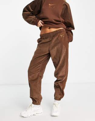 Nike – Air – Jogginghose aus Cord in Kakao-Braun | ASOS